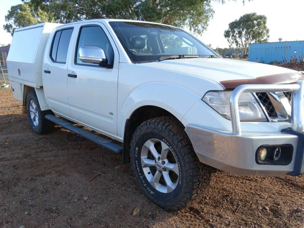 Lot 026 – 2012 Nissan Navara D40 twin cab – Custom canopy, 6cyl diesel ...